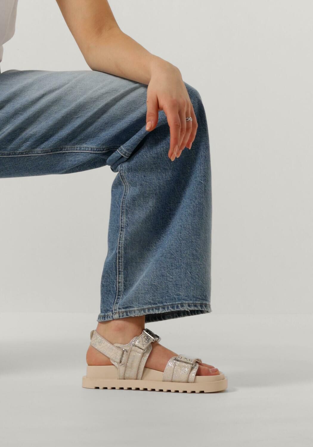 Beige GUESS Sandalen FABELIS | Omoda