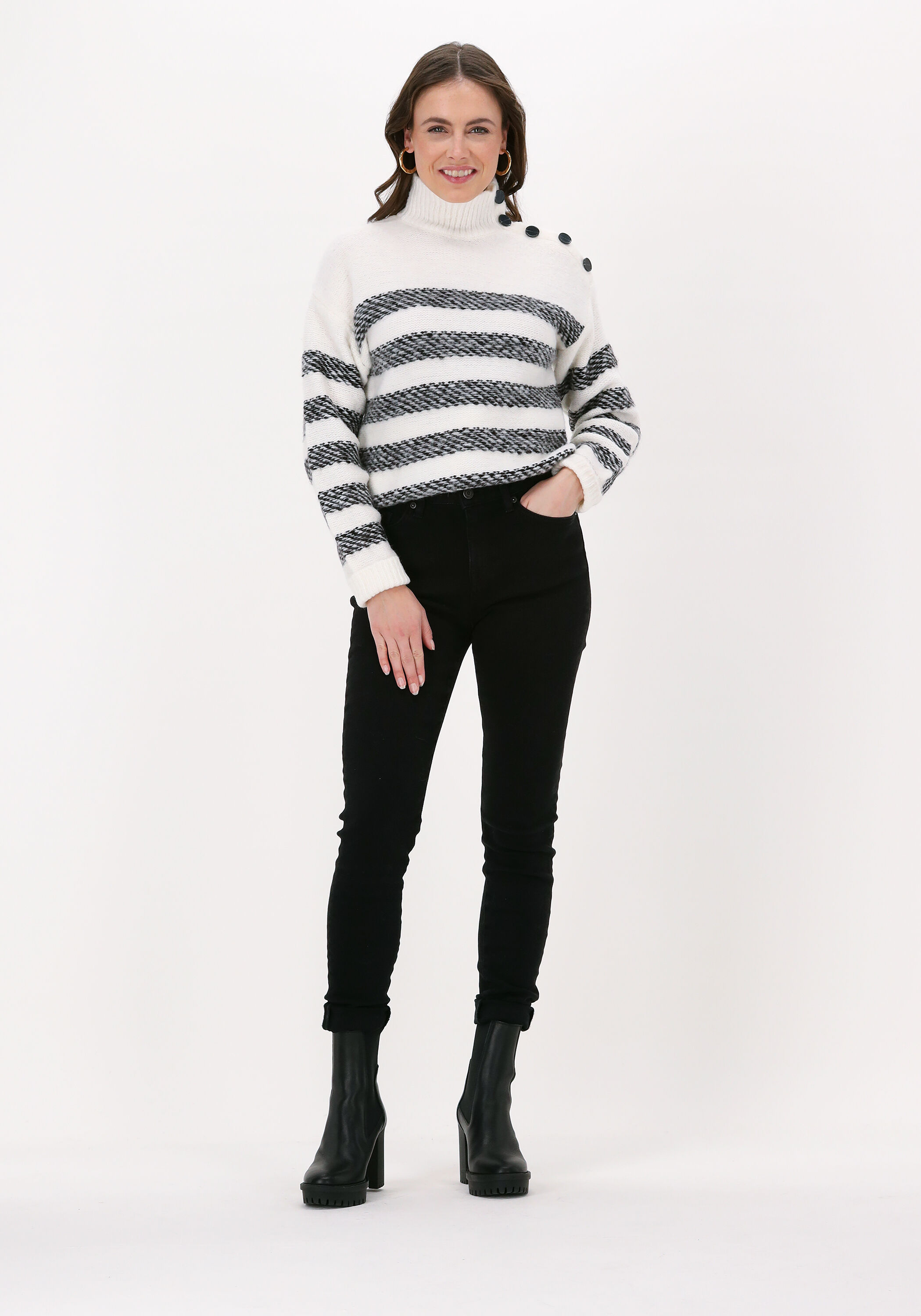 Witte MKT STUDIO Coltrui KITTYA | Omoda