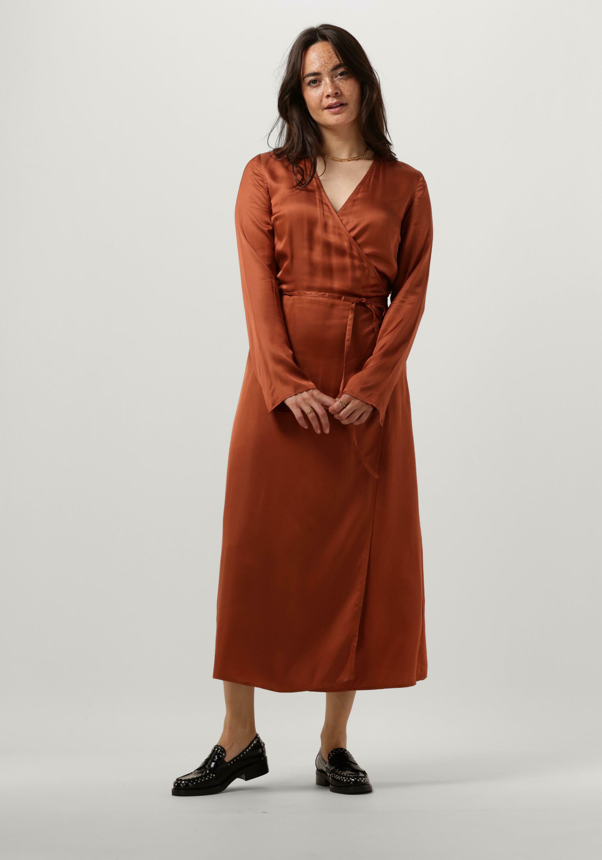 Rode MODSTRÖM Midi jurk FLOREMD WRAP DRESS | Omoda