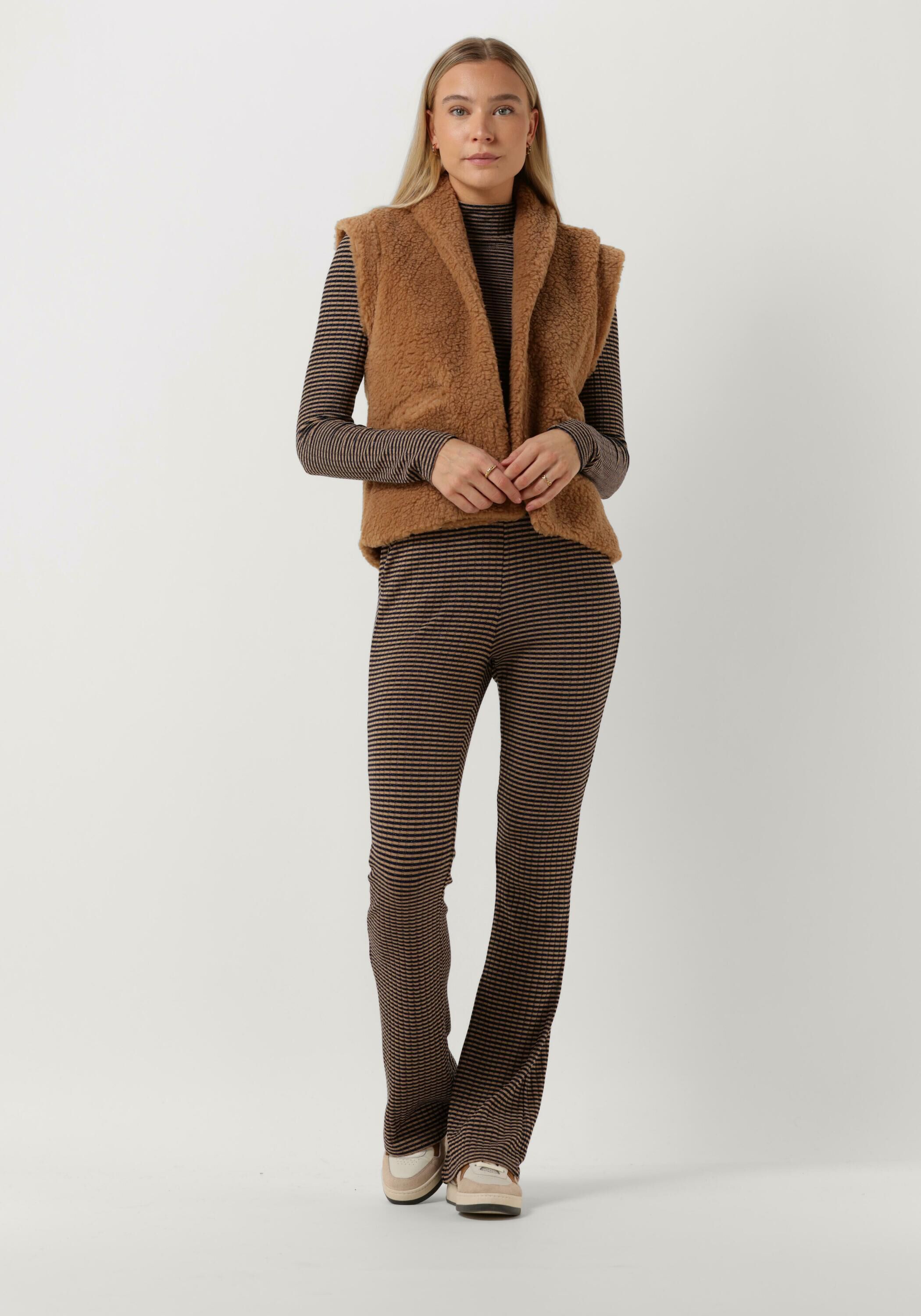 Beige AMAYA AMSTERDAM Gilet HUTTON GILET | Omoda