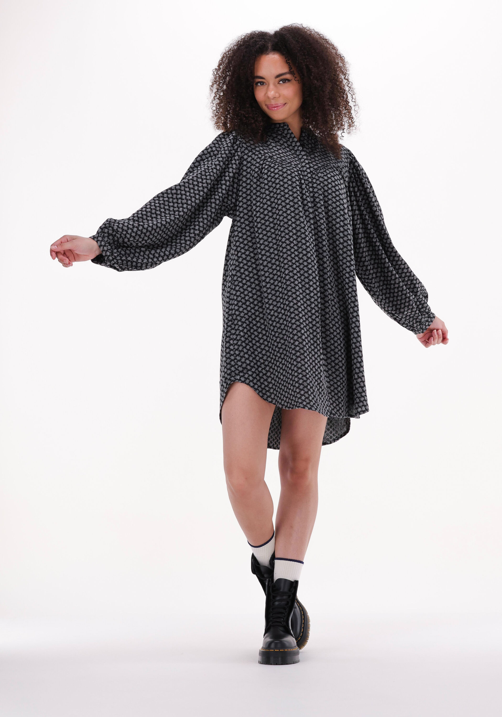 Grijze ROUGH STUDIOS Mini jurk 7220099481800 | Omoda