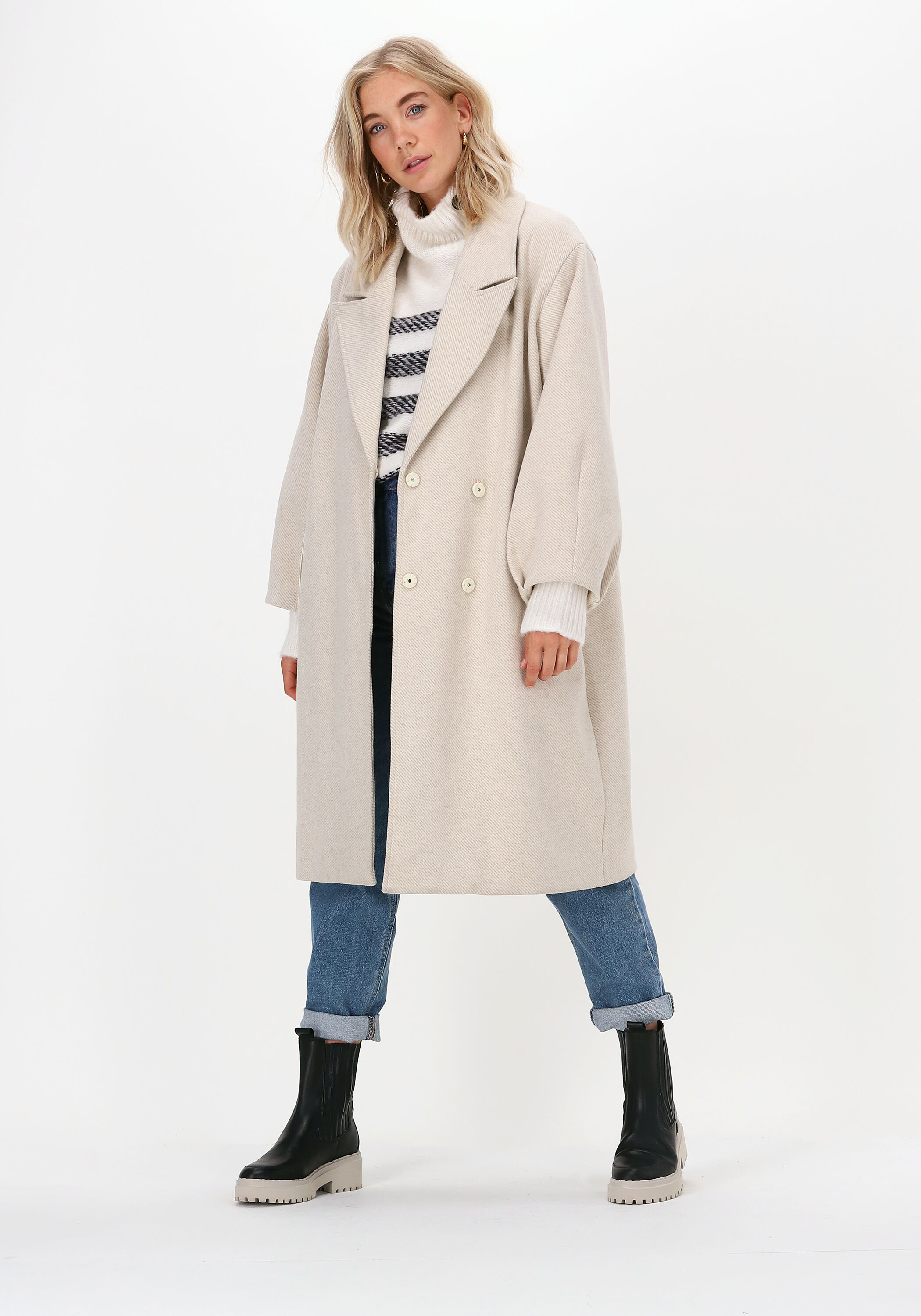 Witte MKT STUDIO Coltrui KITTYA | Omoda