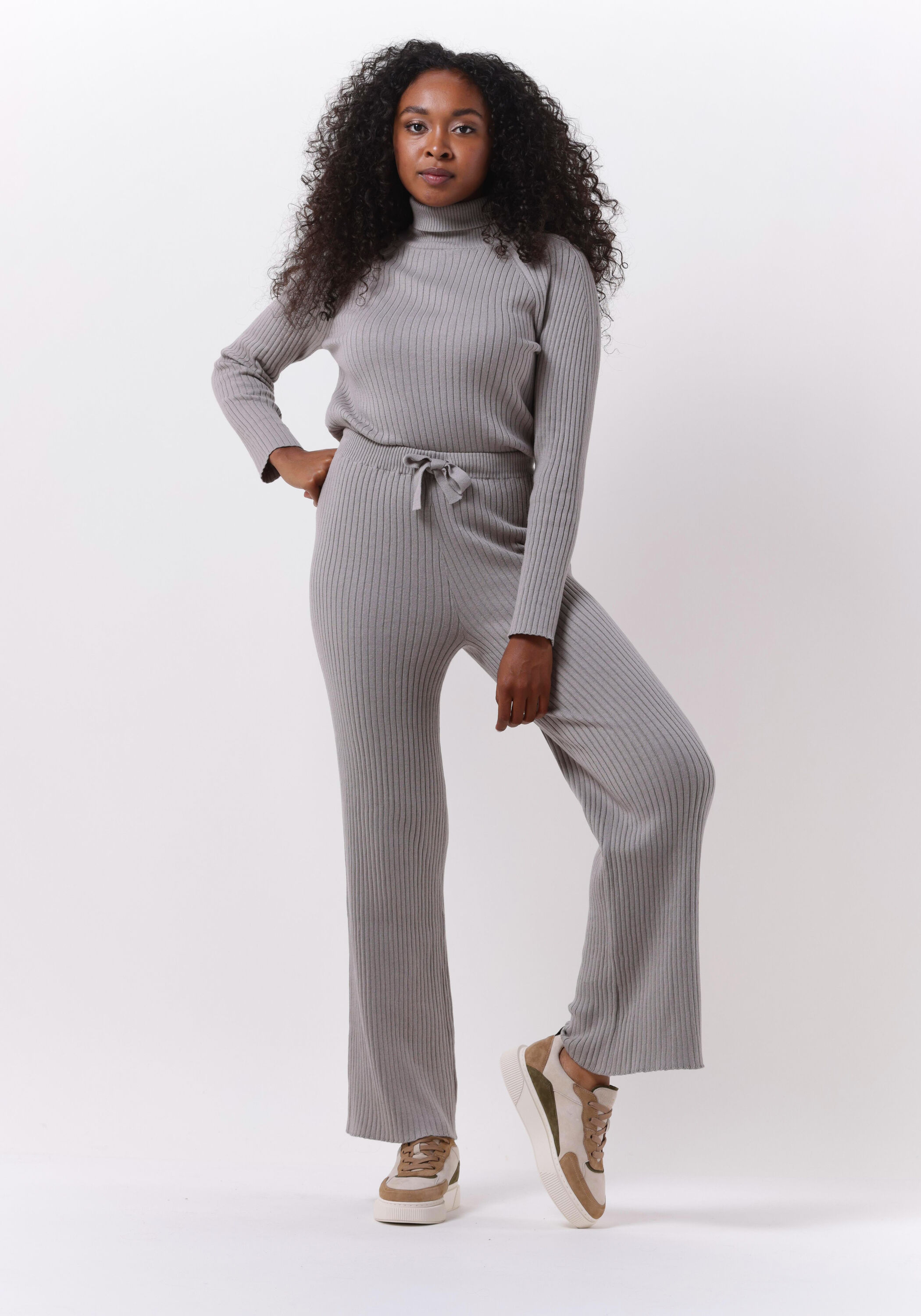 Lichtgrijze ESMÉ STUDIOS Coltrui JUNE ROLL NECK KNIT | Omoda