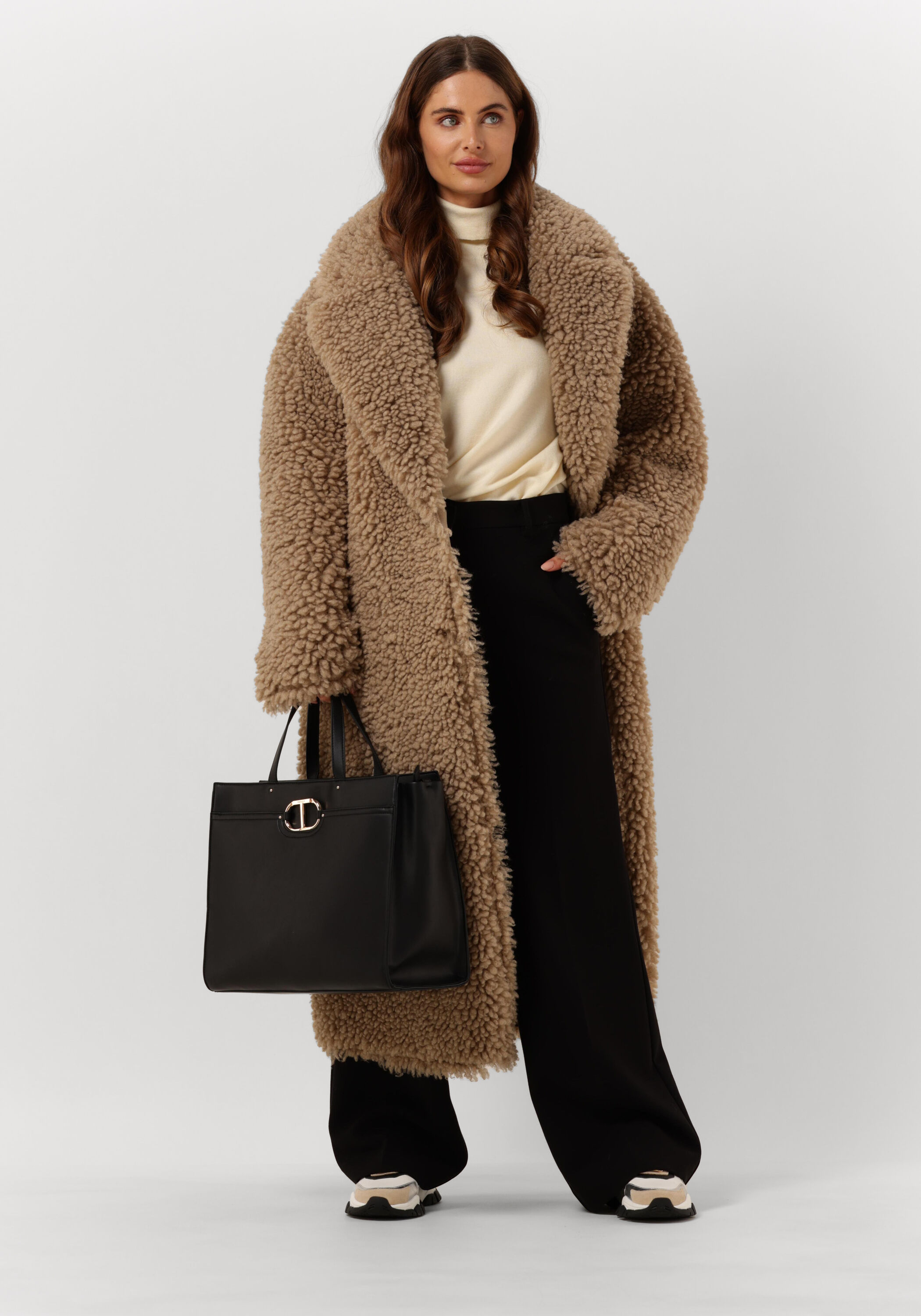 Taupe BEAUMONT Teddy jas REVERSIBLE CURLY LAMMY COAT | Omoda