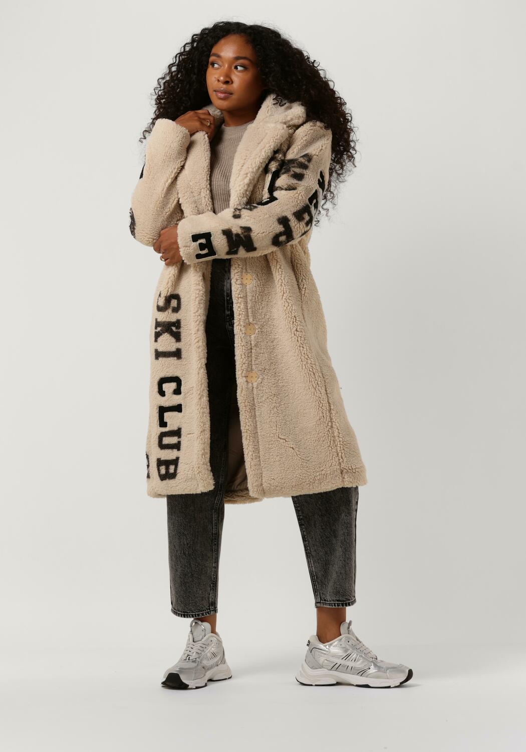 Beige GOOSECRAFT Teddy jas RHONDA SCRIPT COAT | Omoda