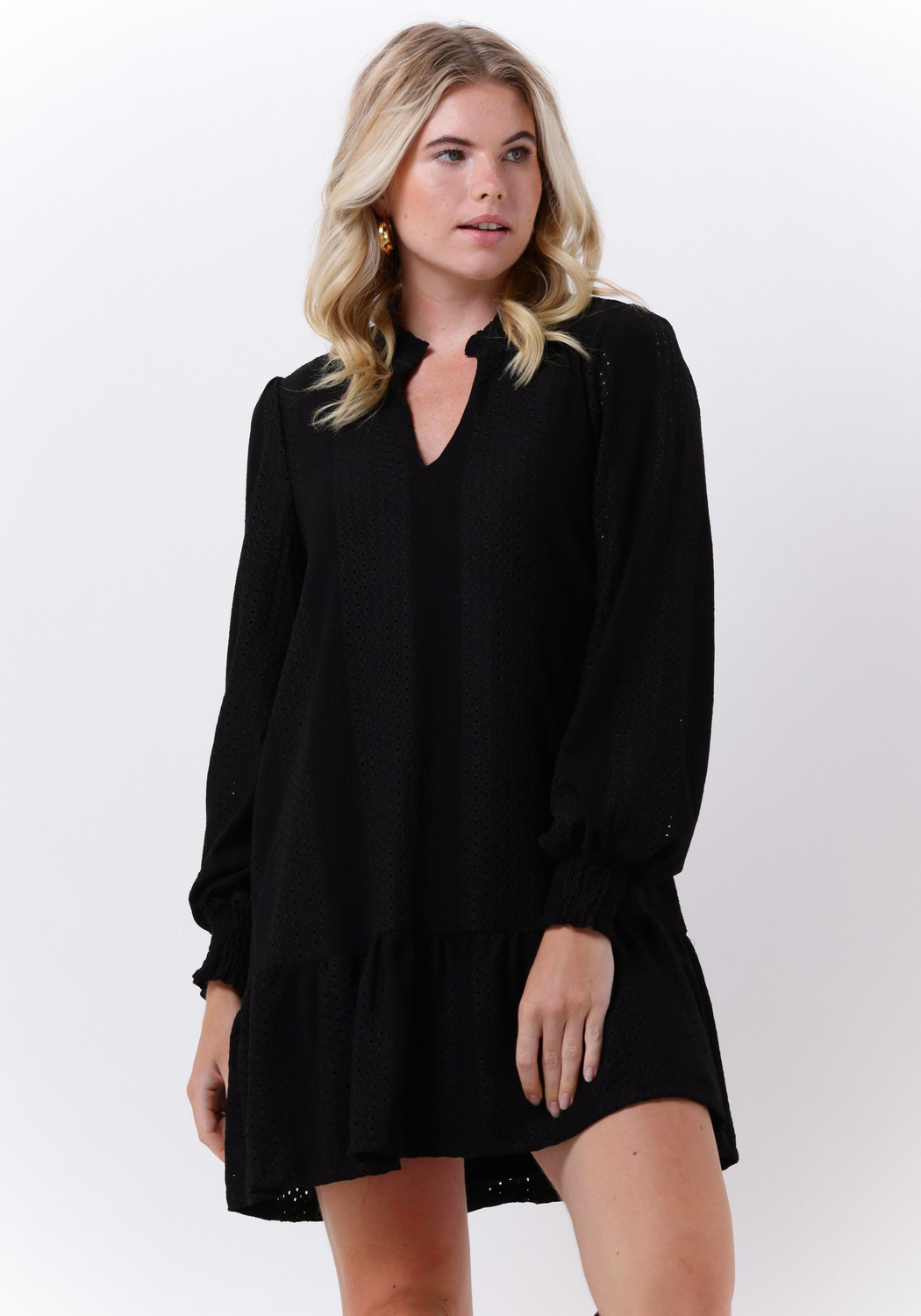 Zwarte REFINED DEPARTMENT Mini jurk FLOWY BROIDERY DRESS | Omoda