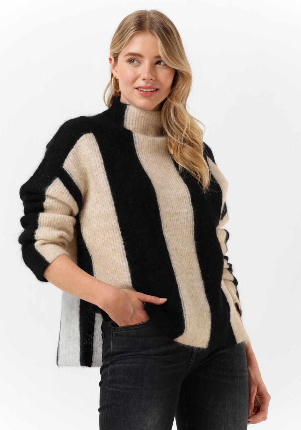 Zwarte SECOND FEMALE Coltrui HERTHA KNIT T-NECK | Omoda