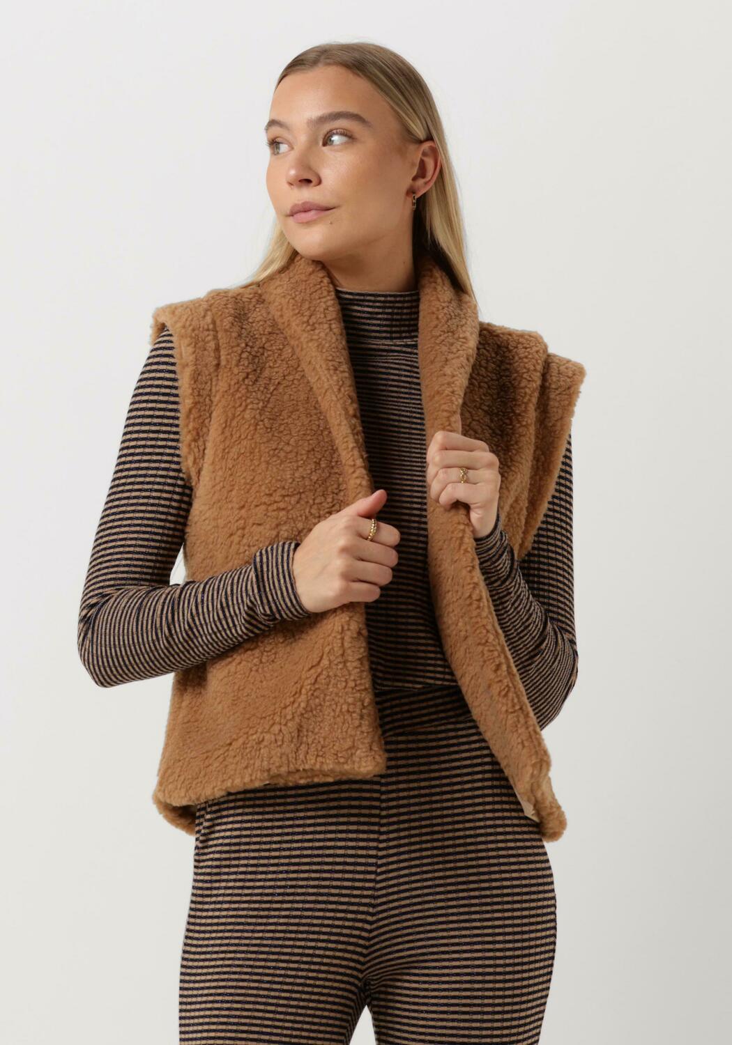 Beige AMAYA AMSTERDAM Gilet HUTTON GILET | Omoda