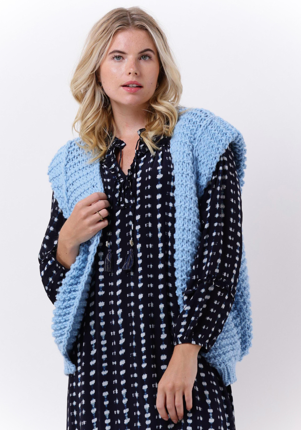 Lichtblauwe NOTRE-V Gilet KNIT GILET | Omoda