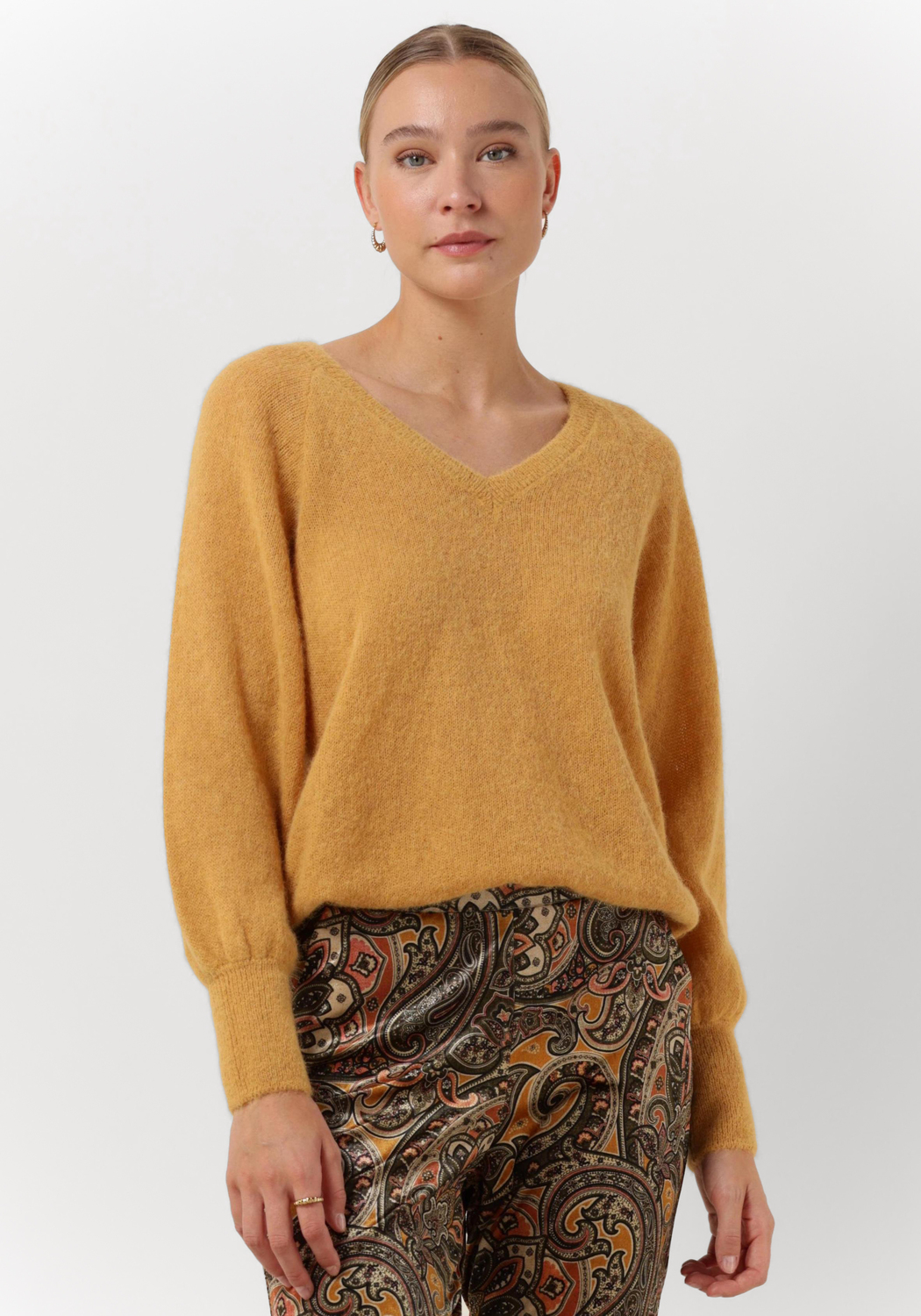 Oker SUMMUM Trui V-NECK SWEATER FEATHER LIGHT ALPACA KNIT | Omoda